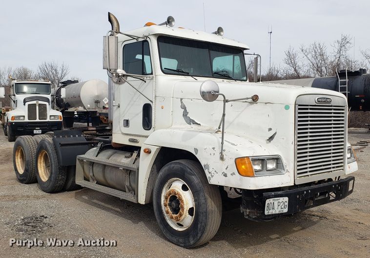 2001 Freightliner FLD semi truck in Kansas City, MO | Item DD2620 sold ...