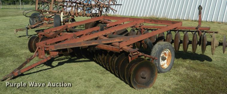 International 350 tandem disk in Olmitz, KS | Item GE9813 sold | Purple ...