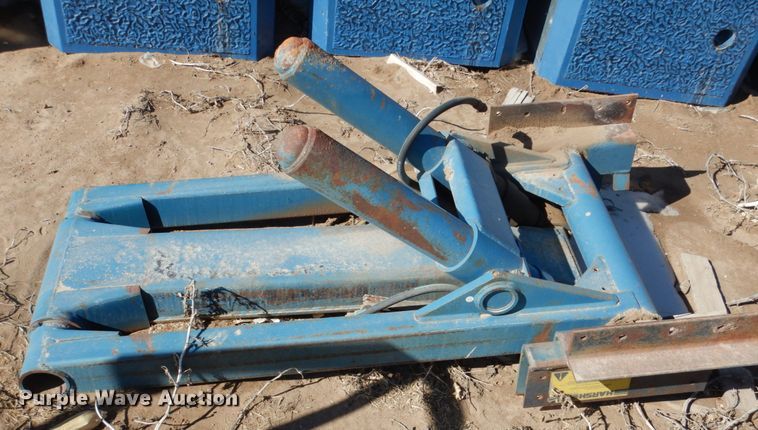 Harsh truck hoist in Eckley, CO | Item GO9025 sold | Purple Wave