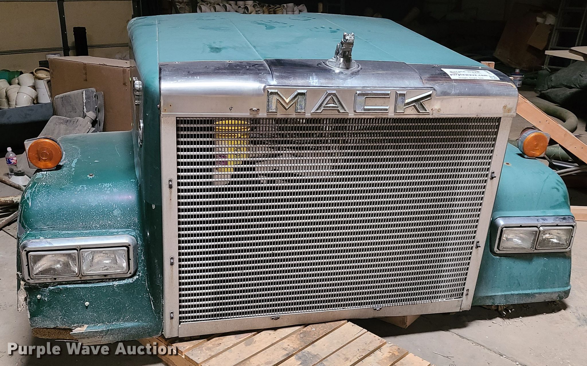 Mack semi truck hood in Kansas City, MO | Item DH5820 sold | Purple Wave