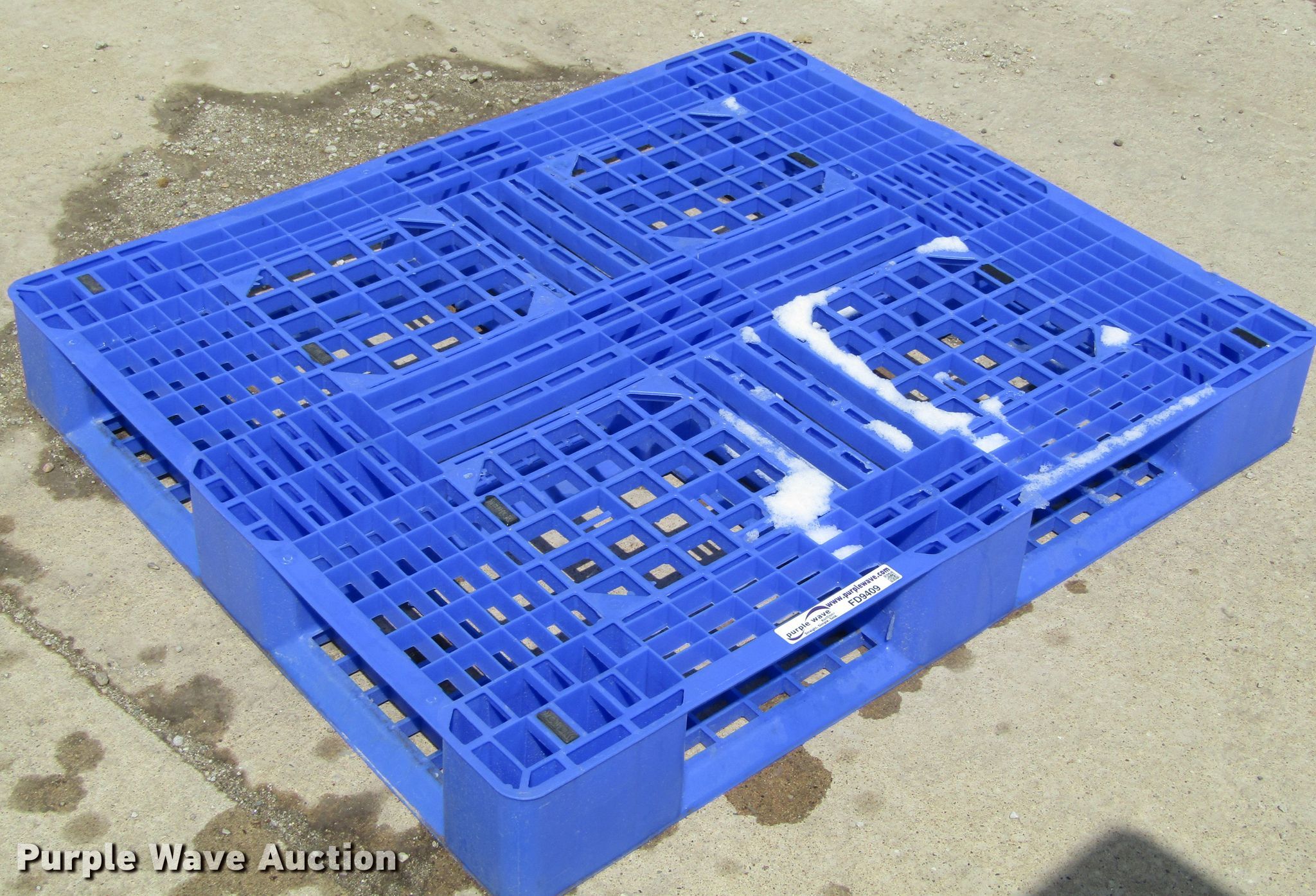 (50) pallets in Mount Pleasant, IA | Item FD9409 sold | Purple Wave