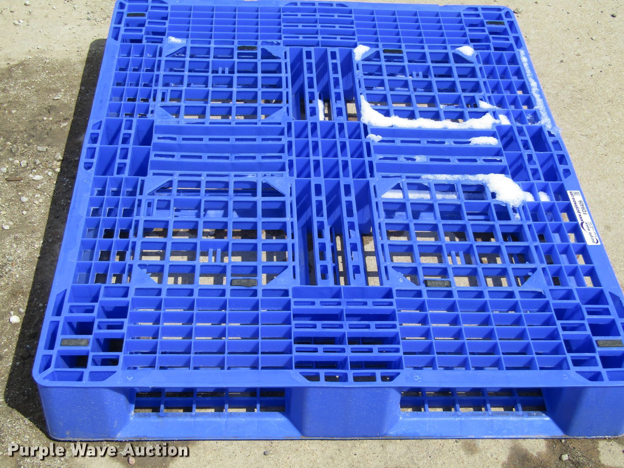 (50) pallets in Mount Pleasant, IA | Item FD9409 sold | Purple Wave