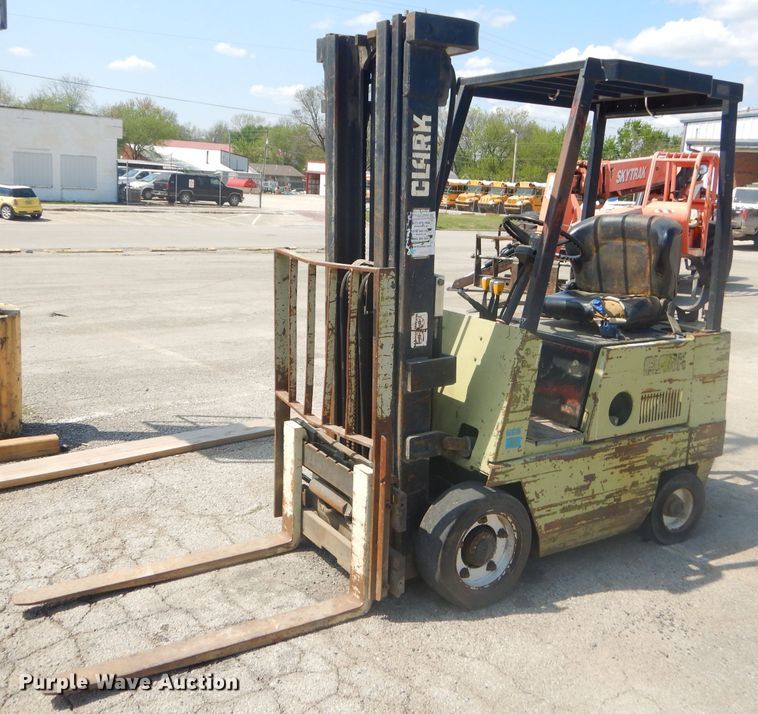 Clark GCS15 forklift in Caney, KS | Item EY9266 sold | Purple Wave