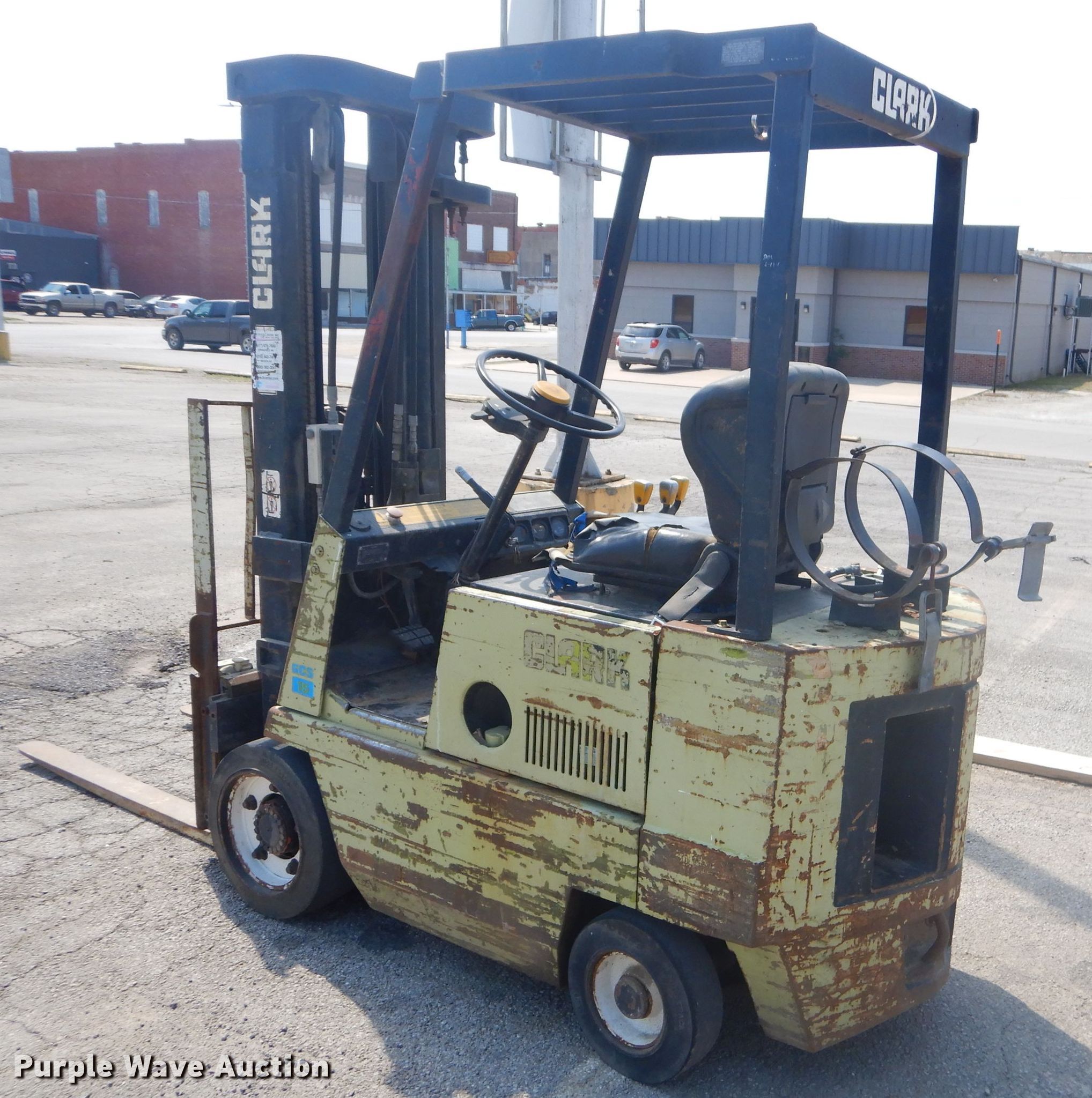 Clark GCS15 forklift in Caney, KS | Item EY9266 sold | Purple Wave