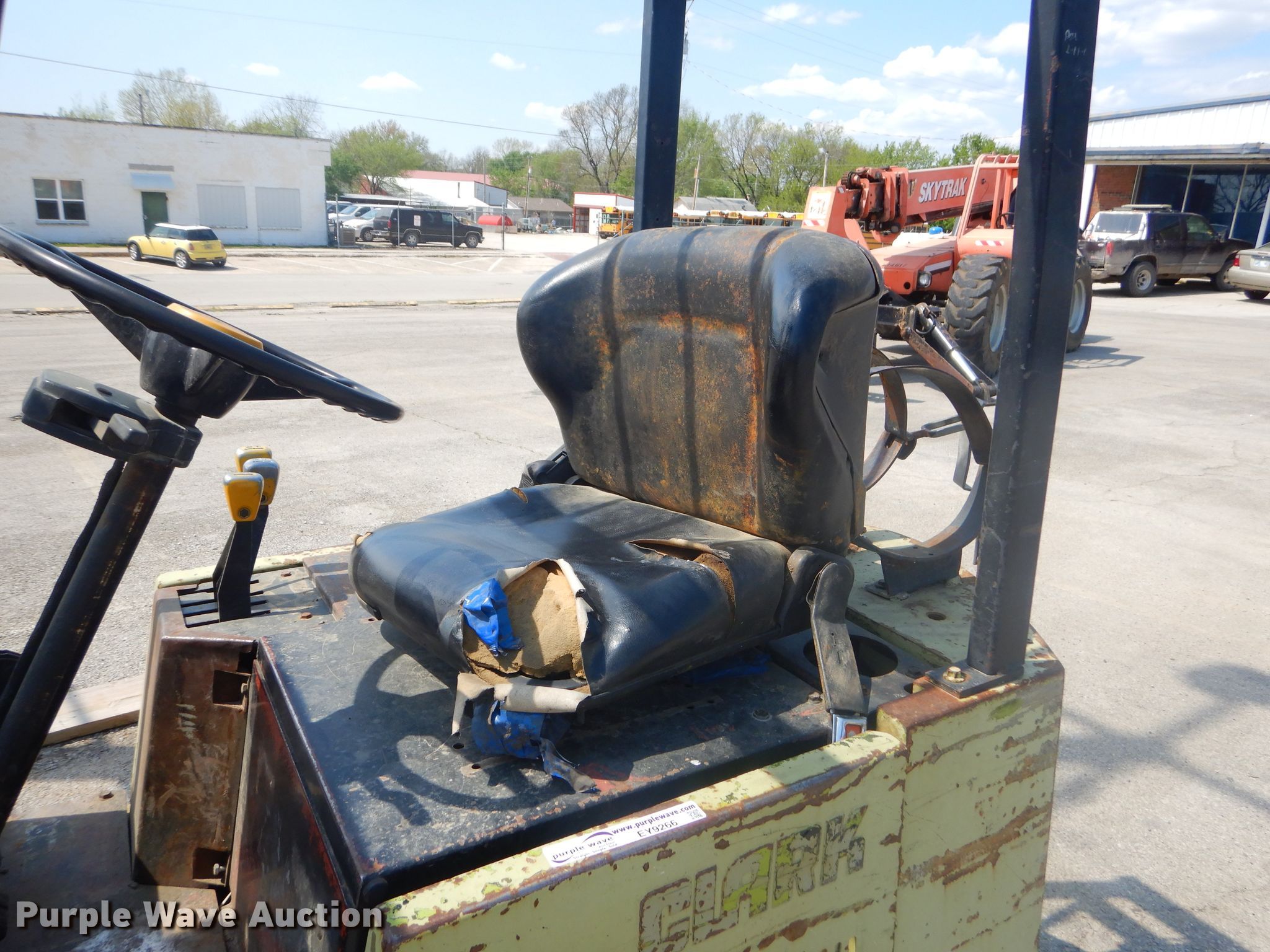 Clark GCS15 forklift in Caney, KS | Item EY9266 sold | Purple Wave