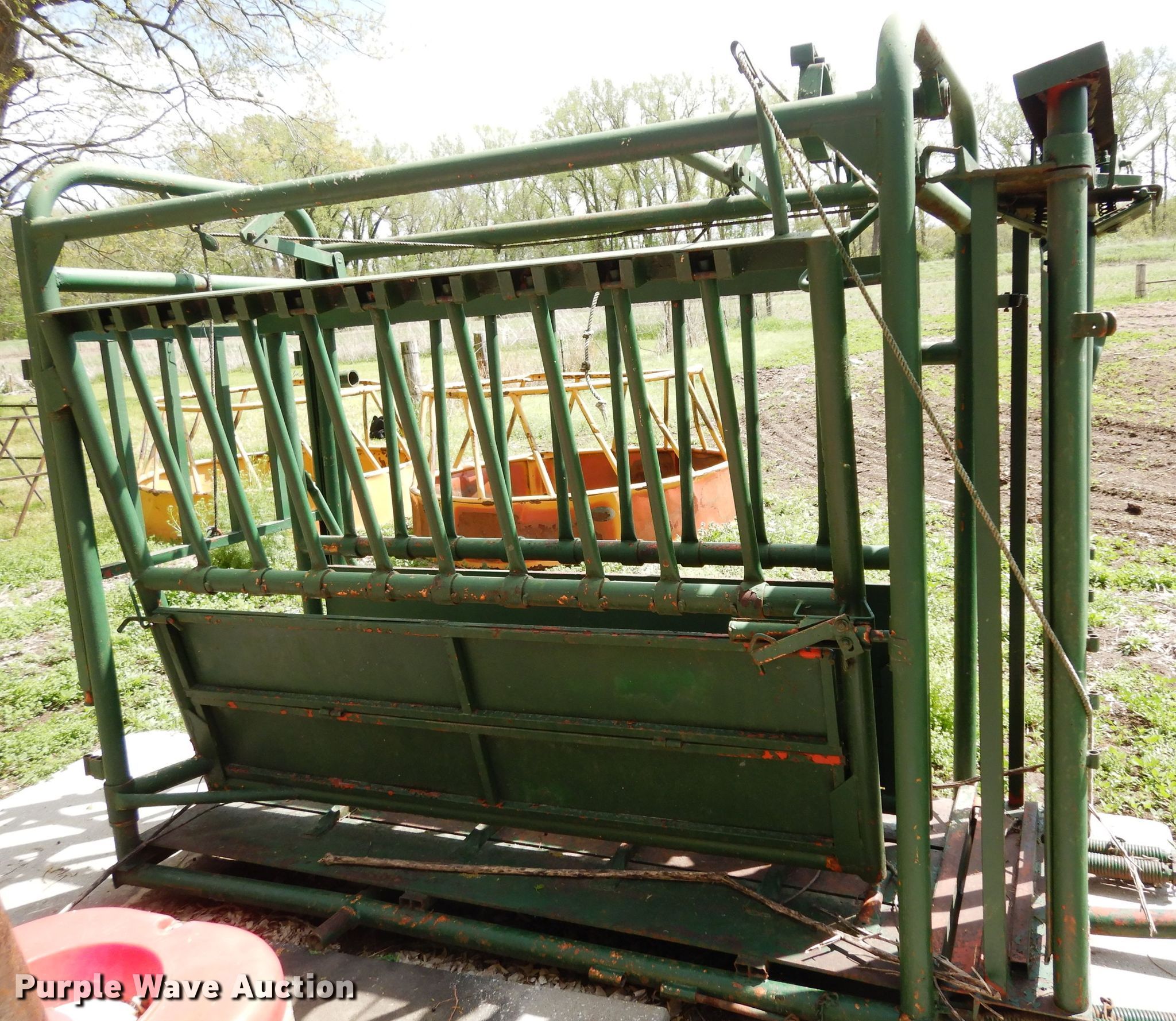 Livestock squeeze chute in Rossville, KS | Item DG6468 sold | Purple Wave
