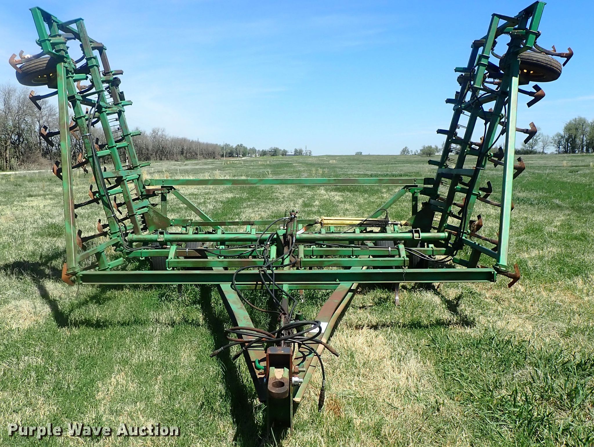 John Deere 1000 field cultivator in Inman, KS | Item DG3126 sold ...