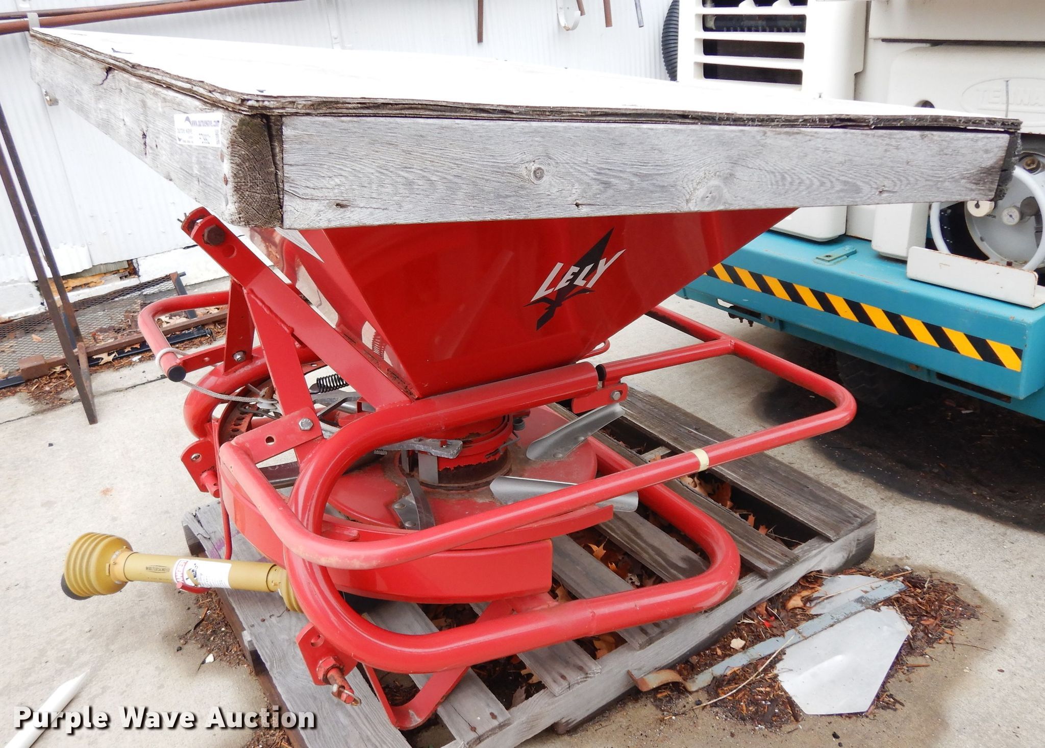 Lely spreader in Manhattan, KS | Item FD9921 sold | Purple Wave