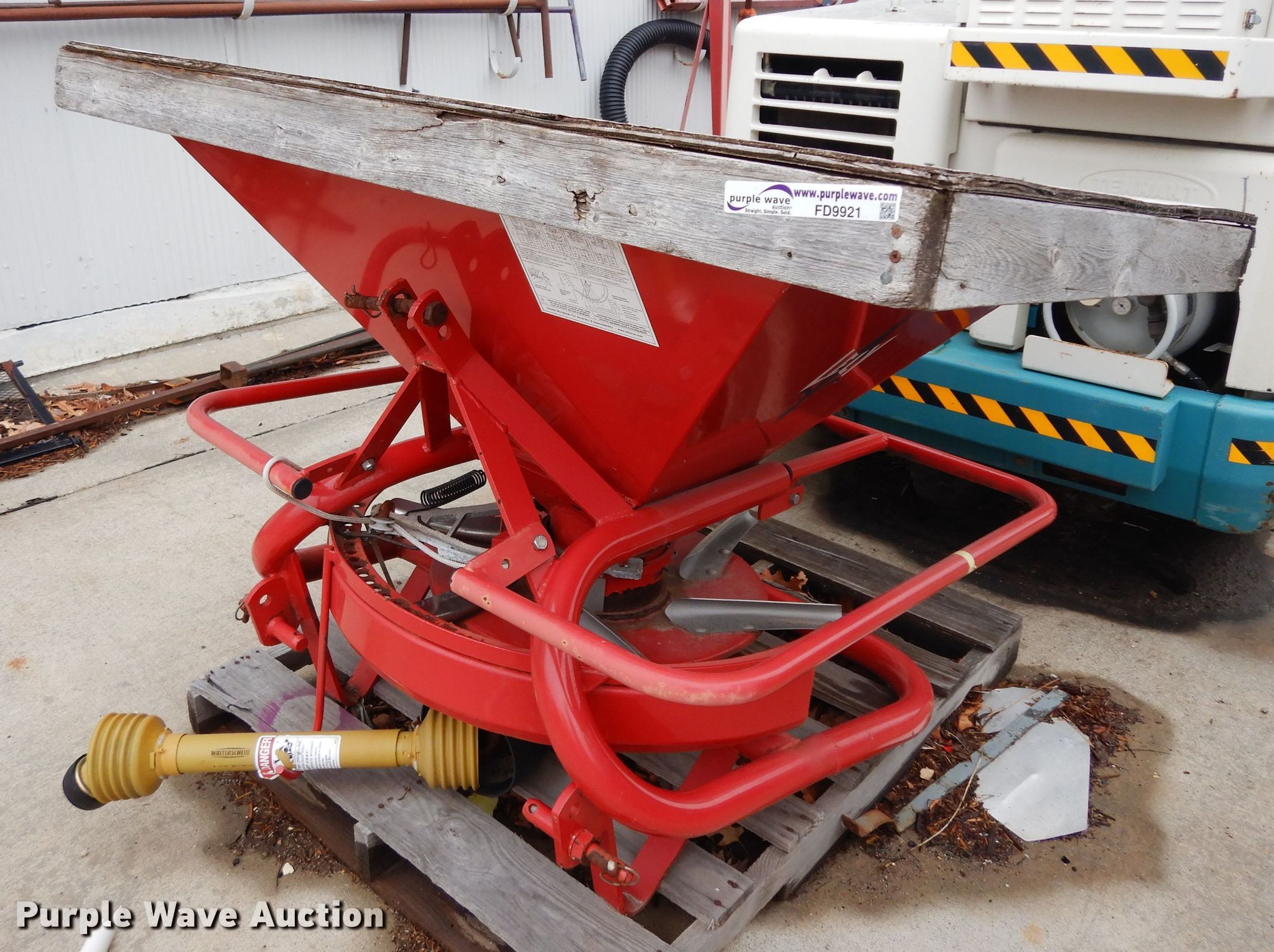 Lely spreader in Manhattan, KS | Item FD9921 sold | Purple Wave