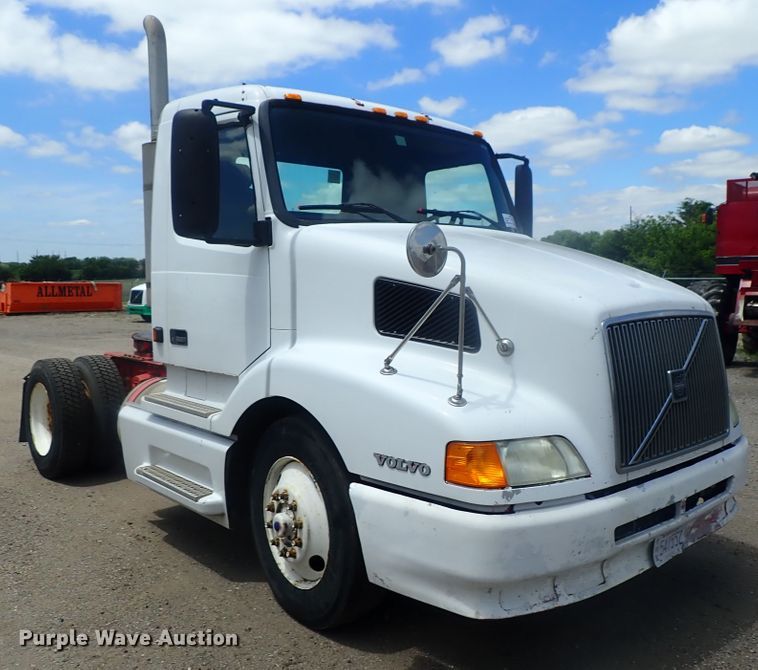 2000 Volvo VN semi truck in Wichita, KS | Item DG3234 sold | Purple Wave