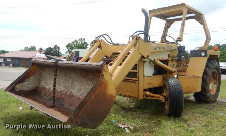 International 3400 tractor in Jones, OK | Item HS9593 sold | Purple Wave