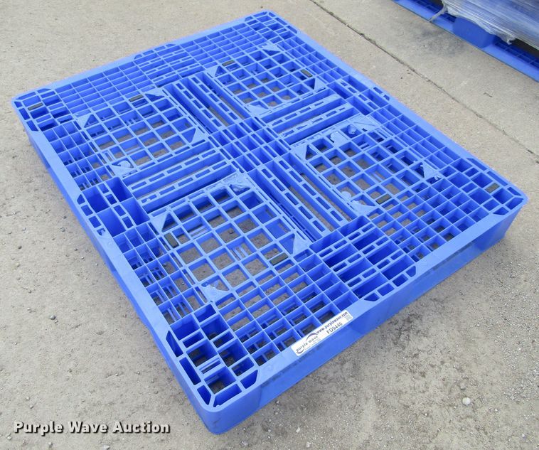 (100) pallets in Mount Pleasant, IA | Item FD9446 sold | Purple Wave