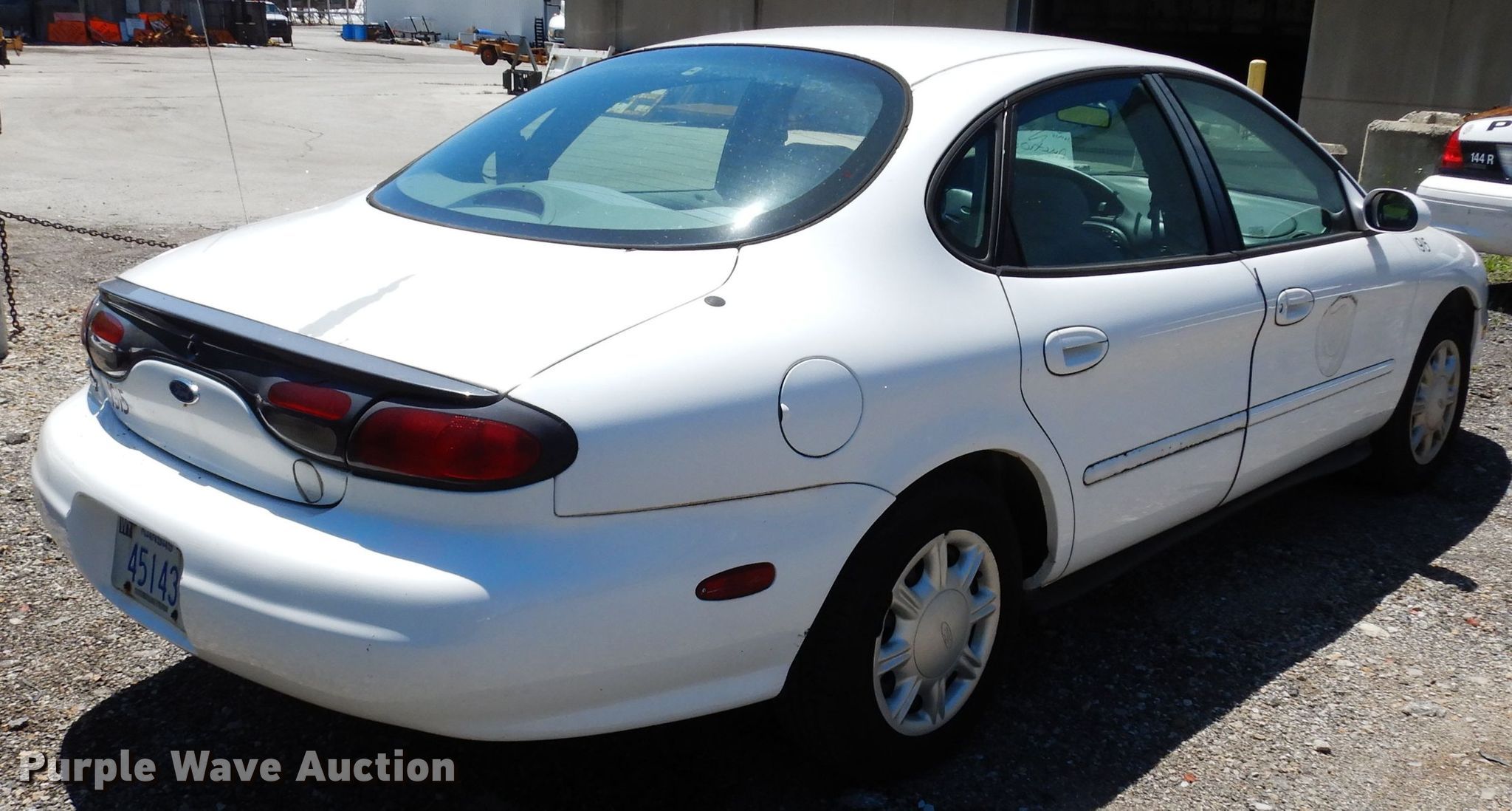 1998 Ford Taurus LX in Kansas City, KS | Item DF4065 sold | Purple Wave