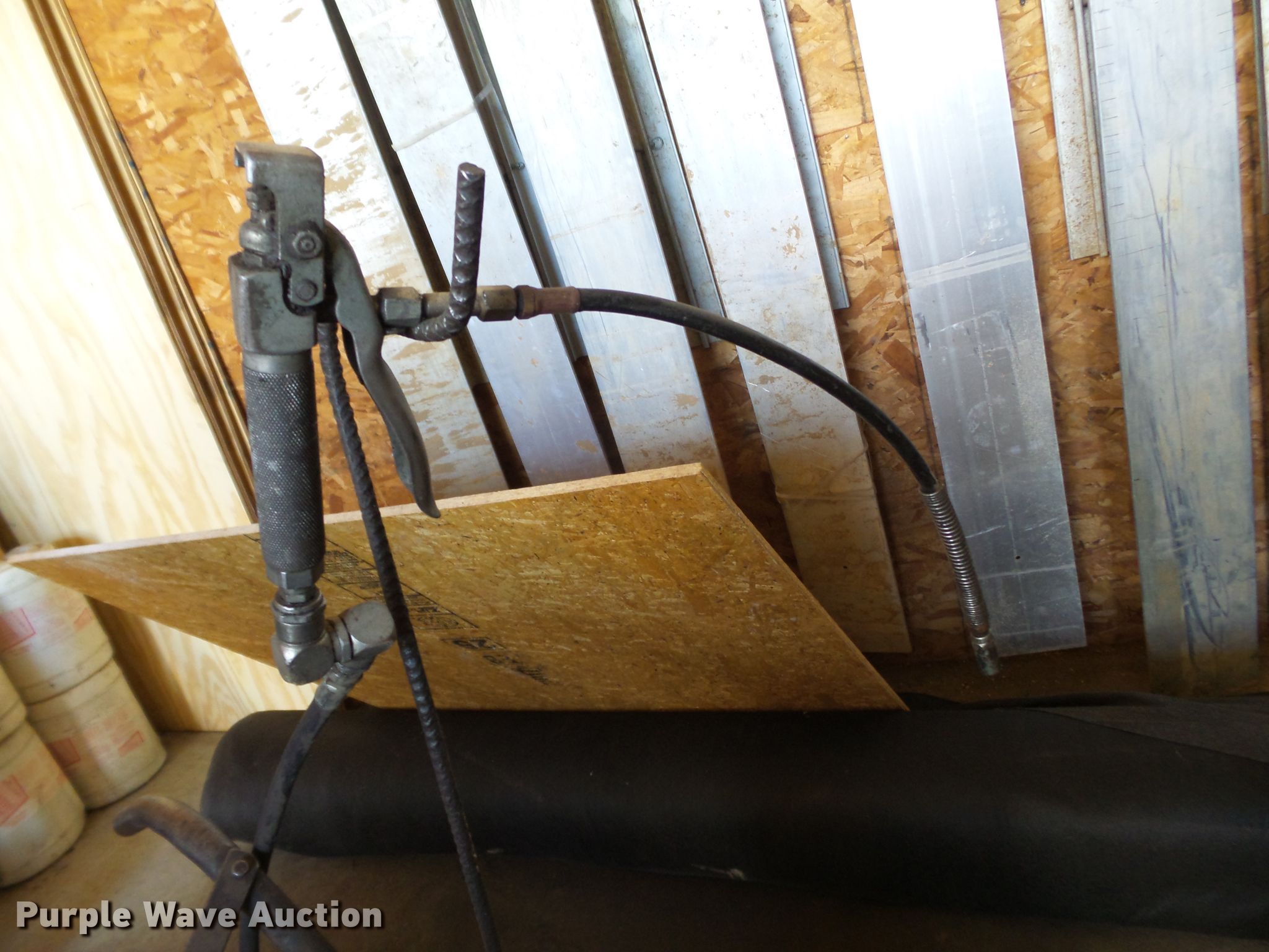 ARO grease gun in Perryville, MO | Item DH3763 sold | Purple Wave