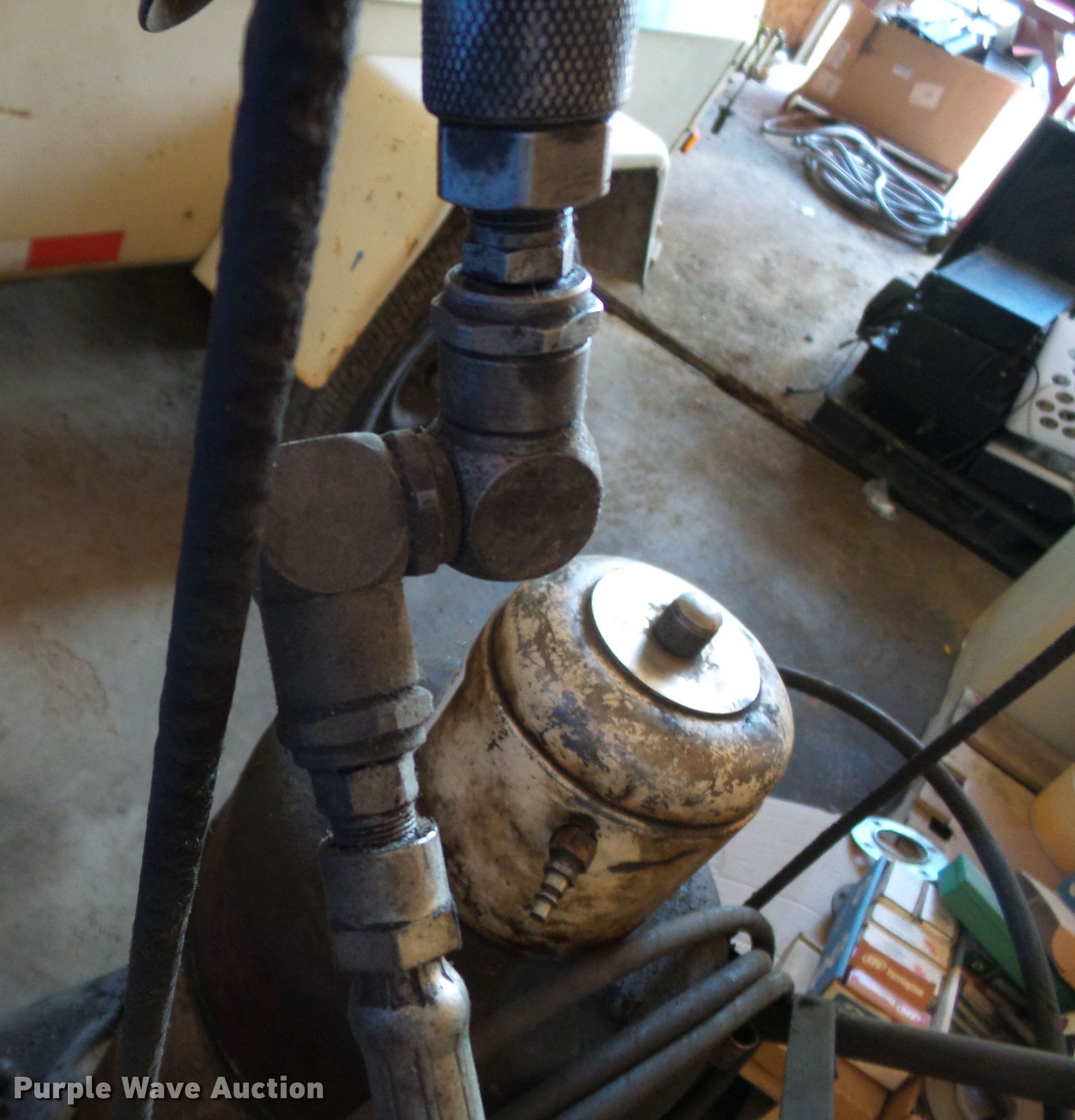 ARO grease gun in Perryville, MO | Item DH3763 sold | Purple Wave