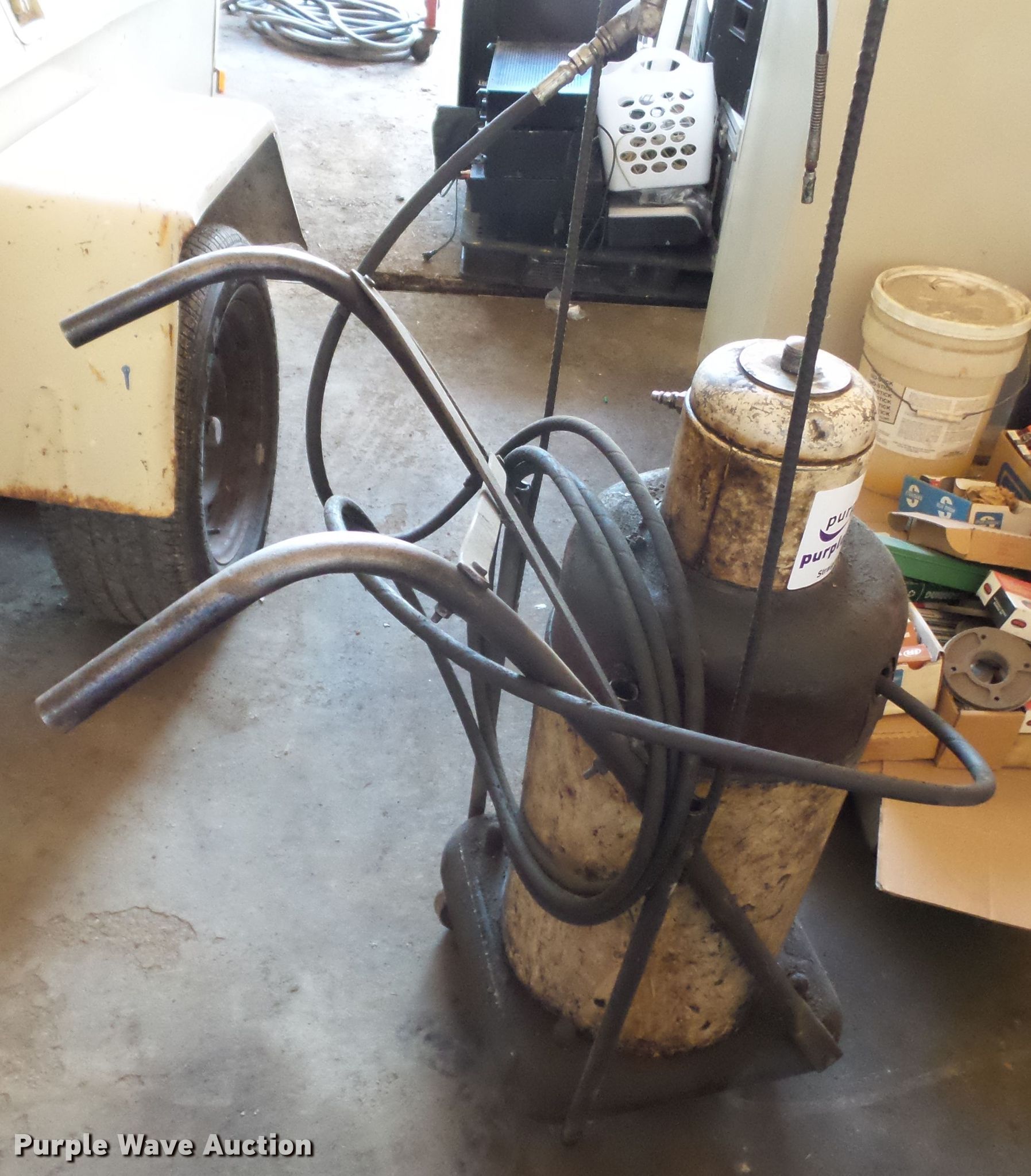 ARO grease gun in Perryville, MO | Item DH3763 sold | Purple Wave