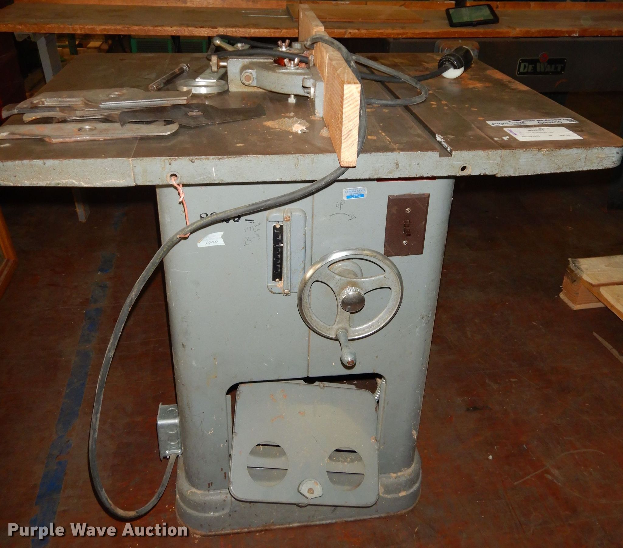Delta router table in Topeka, KS | Item GH9859 sold | Purple Wave
