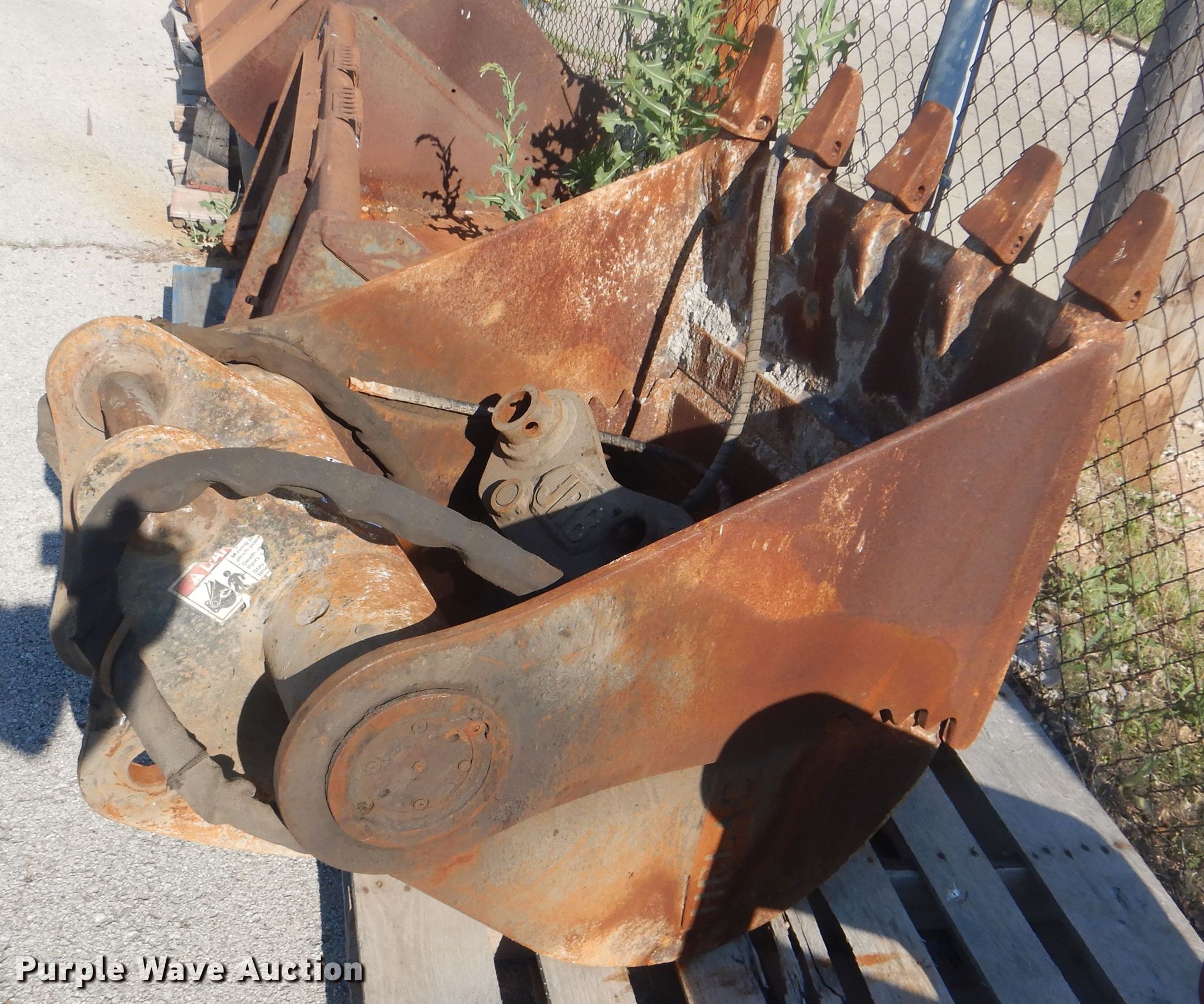 Helac clamshell bucket in Tulsa, OK | Item GY9950 sold | Purple Wave