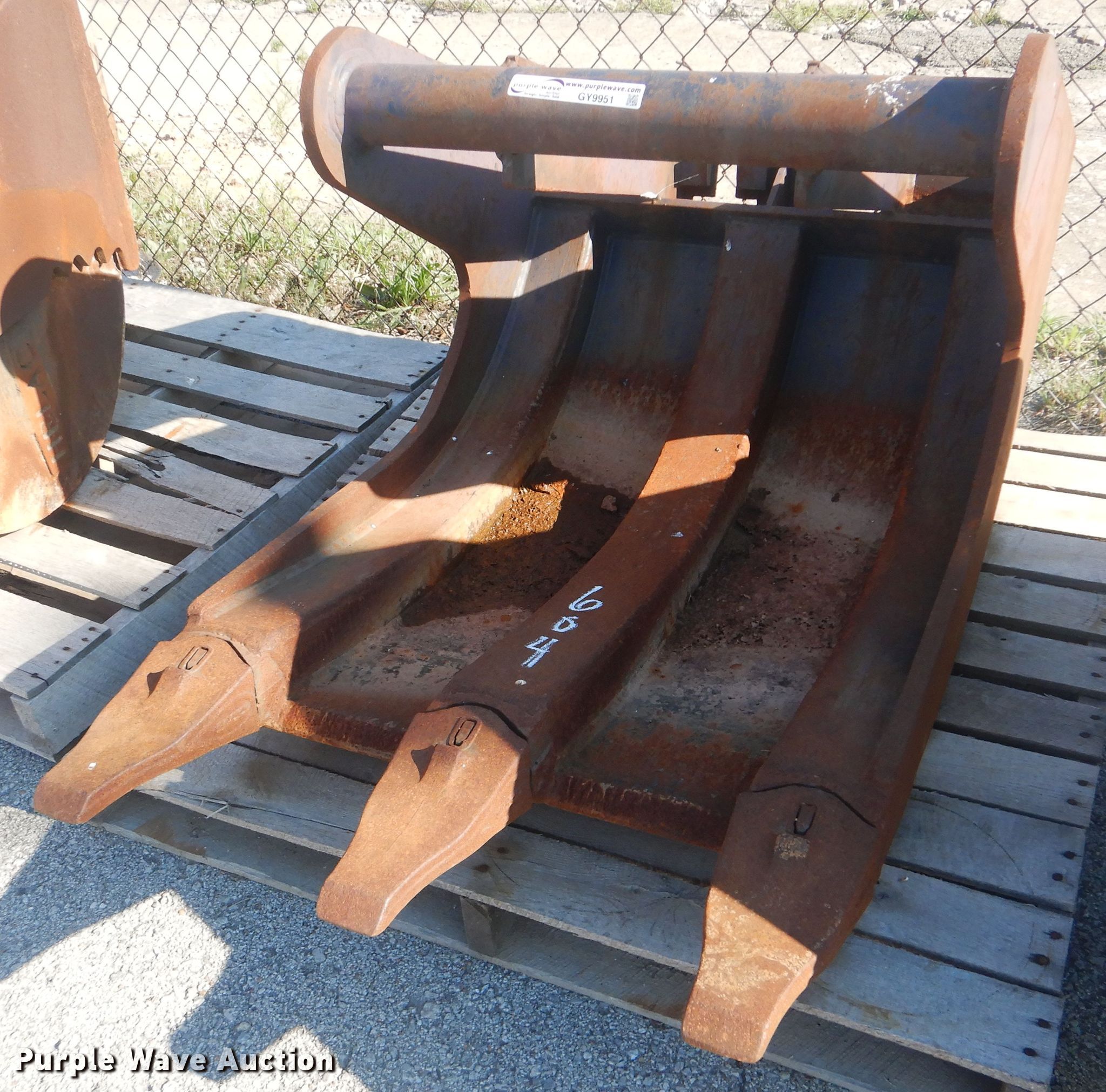 30"W pavement removal bucket in Tulsa, OK | Item GY9951 sold | Purple Wave