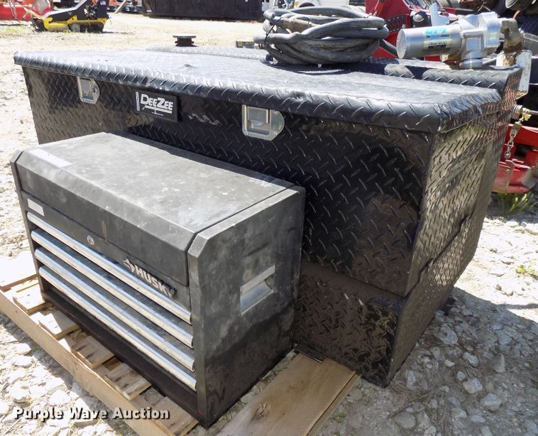 DeeZee L-shaped fuel tank/toolbox in Omaha, NE | Item DO9342 sold ...