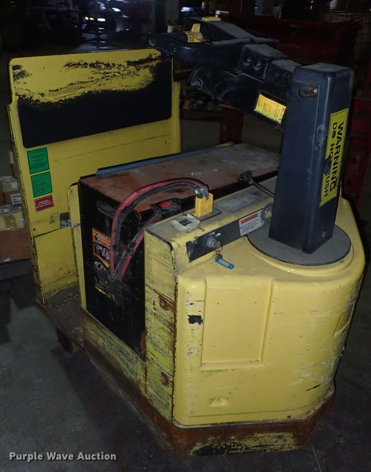 Hyster T5XT tug in Wichita, KS | Item GX9524 sold | Purple Wave