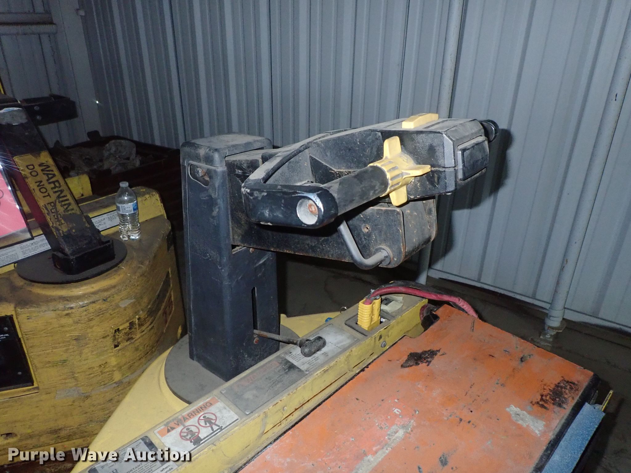 Hyster T5XT tug in Wichita, KS | Item GX9524 sold | Purple Wave