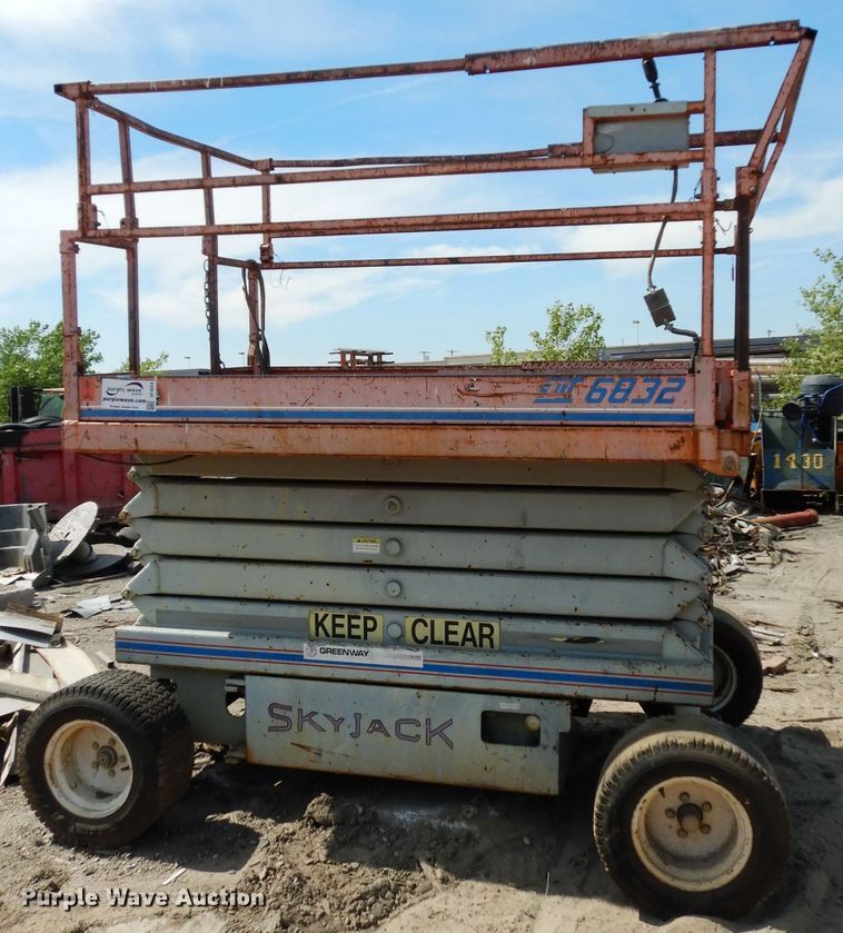 Skyjack 6832 scissor lift in Topeka, KS | Item DF4034 sold | Purple Wave