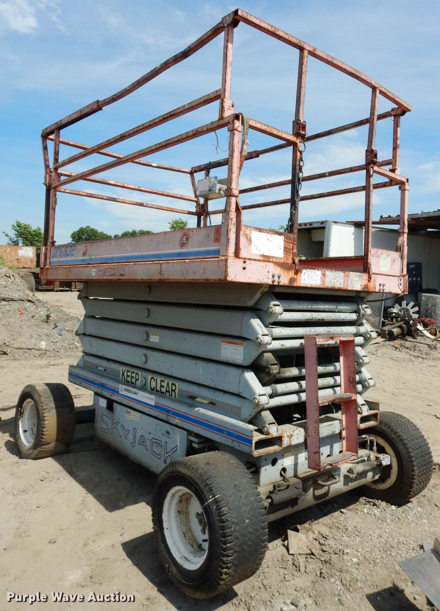 Skyjack 6832 scissor lift in Topeka, KS | Item DF4034 sold | Purple Wave