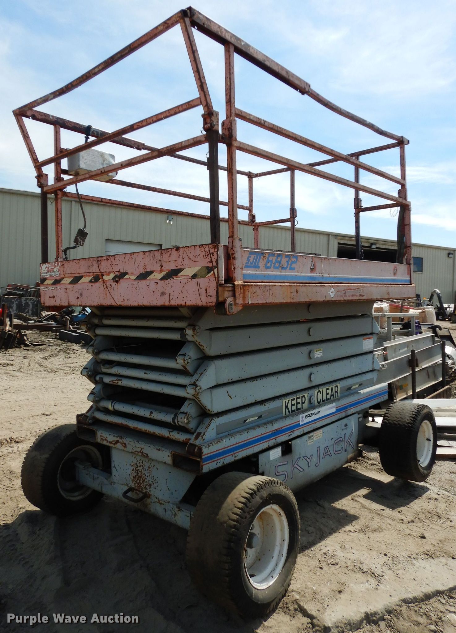 Skyjack 6832 scissor lift in Topeka, KS | Item DF4034 sold | Purple Wave