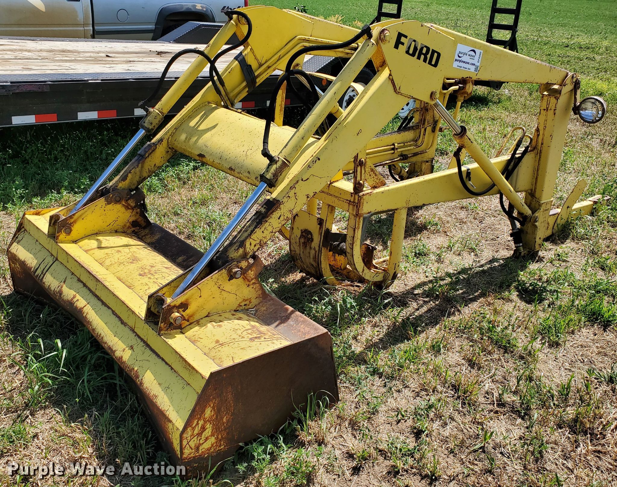 Ford 19-528 loader in Miltonvale, KS | Item DF8992 sold | Purple Wave