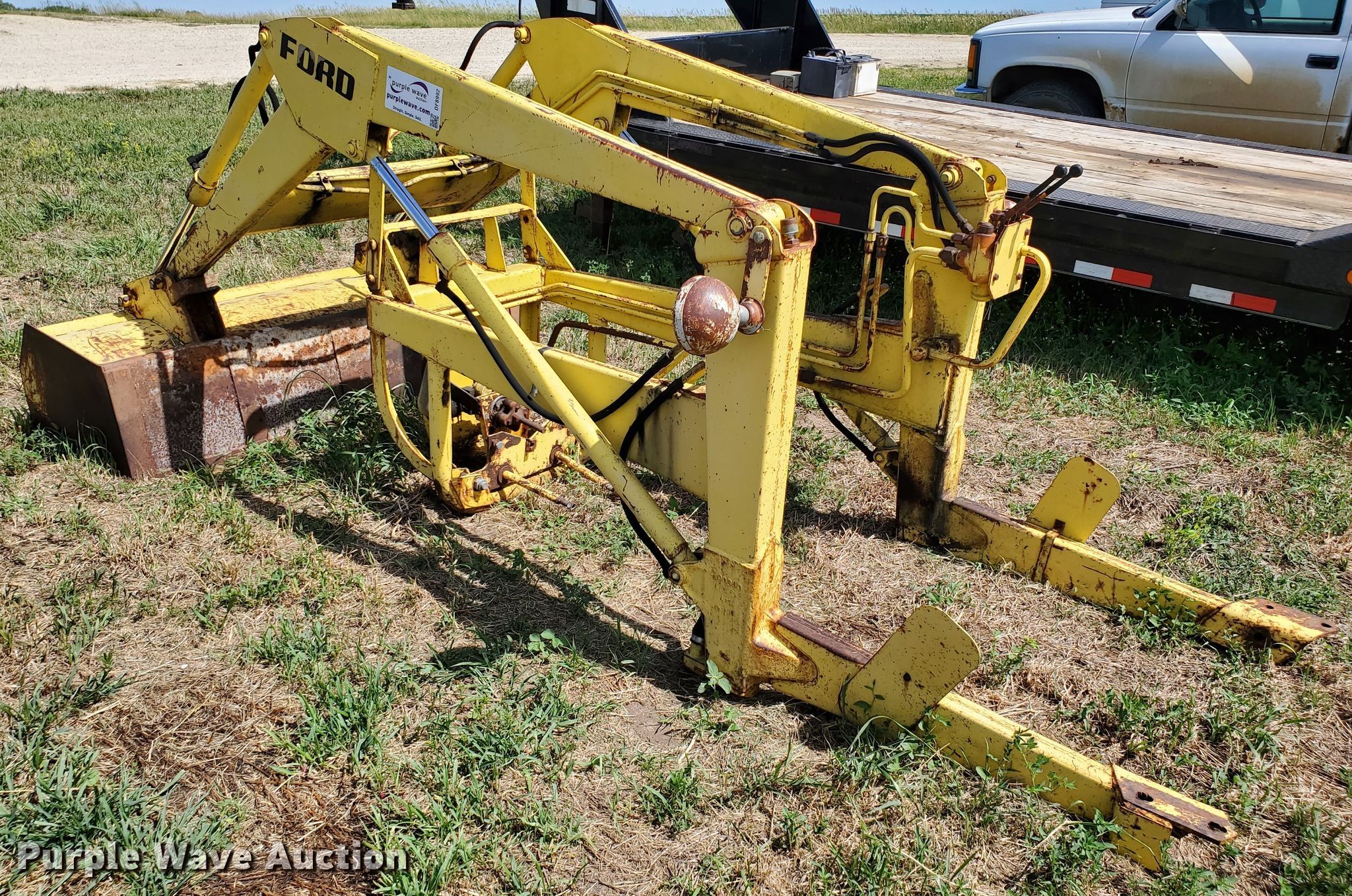 Ford 19-528 loader in Miltonvale, KS | Item DF8992 sold | Purple Wave