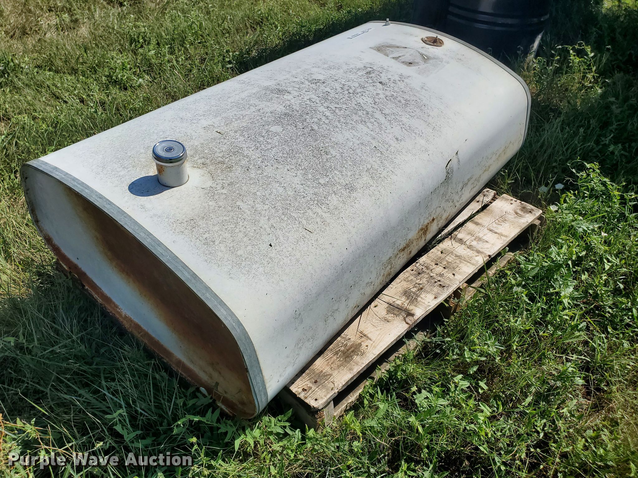 Gleaner combine fuel tank in Hays, KS | Item HK9068 sold | Purple Wave