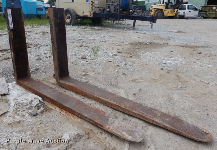 Kenhar pallet forks in Omaha, NE | Item DO9286 sold | Purple Wave