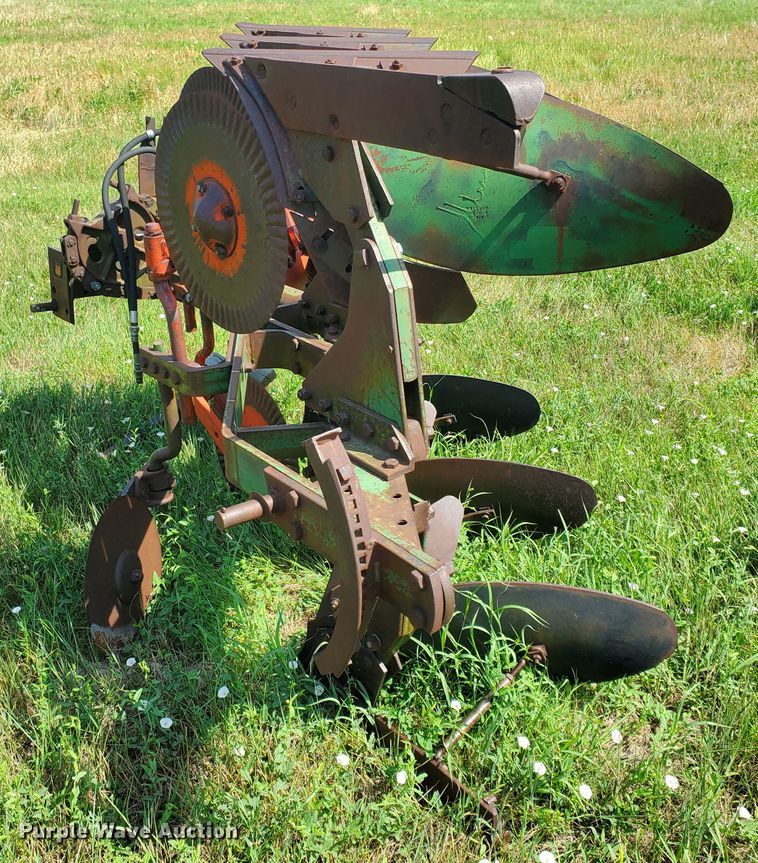 Oliver 624 three bottom plow in Hays, KS | Item HK9051 sold | Purple Wave