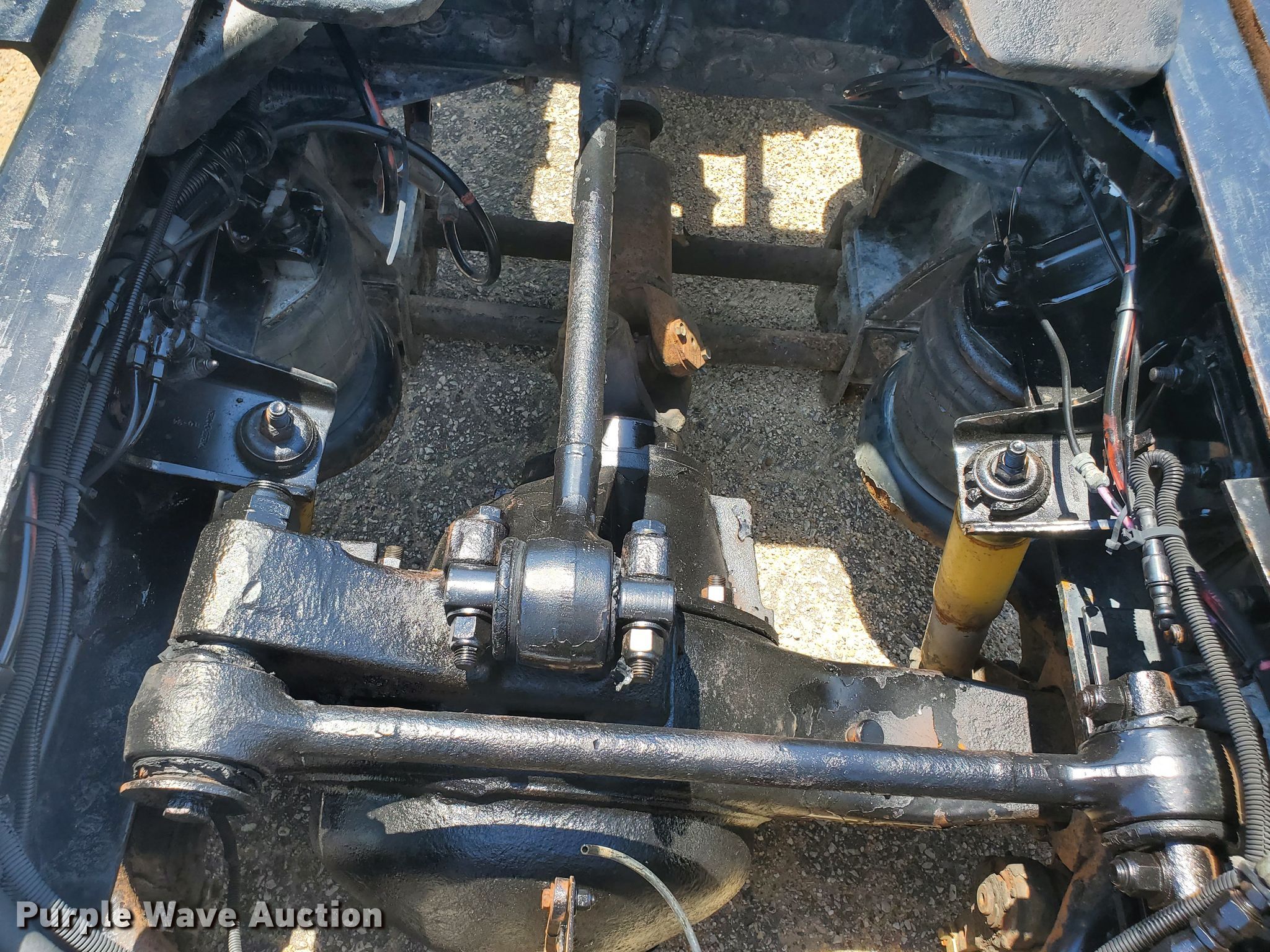 1996 Kenworth rear axle in Russell, KS | Item HK9076 sold | Purple Wave