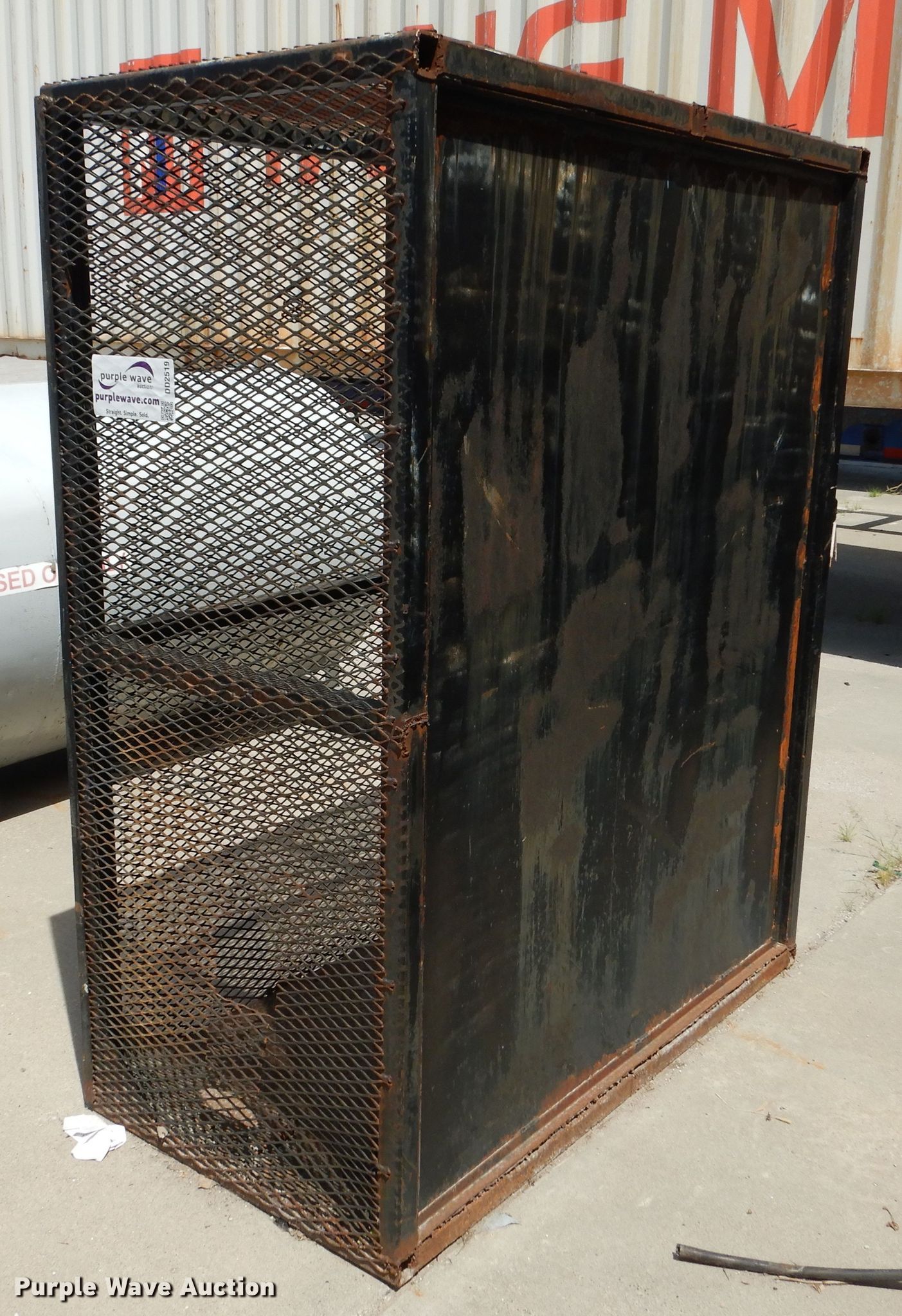 Steel cage in Kansas City, MO | Item DD2519 sold | Purple Wave