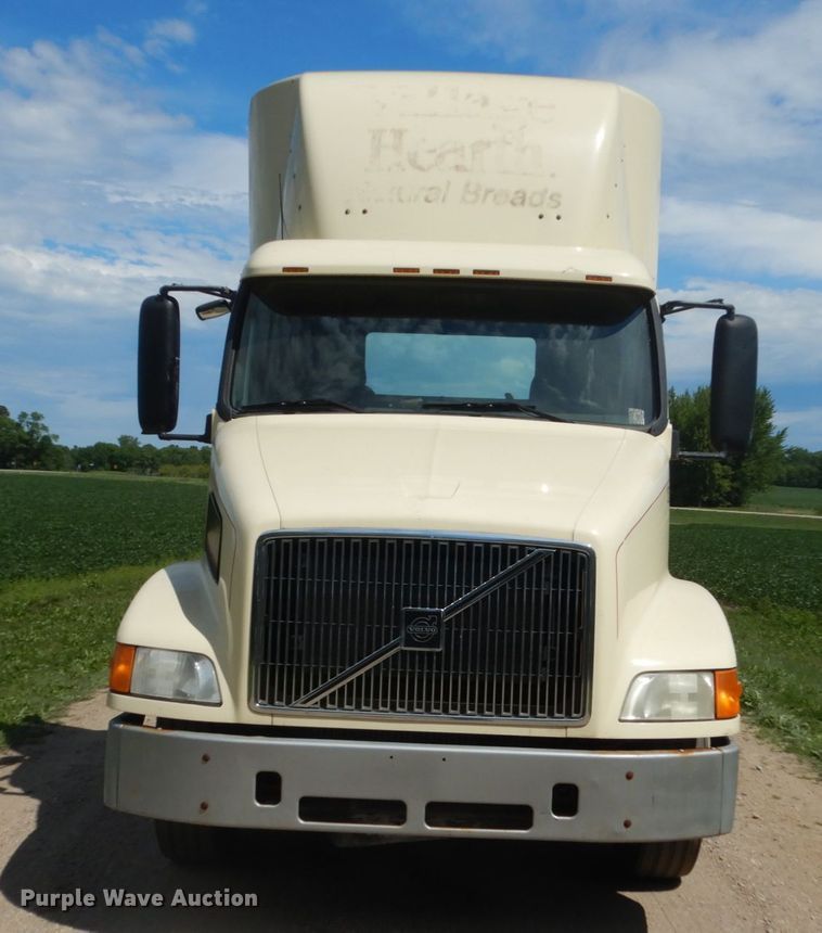 2001 Volvo VN semi truck in Hutchinson, MN | Item FK9382 sold | Purple Wave