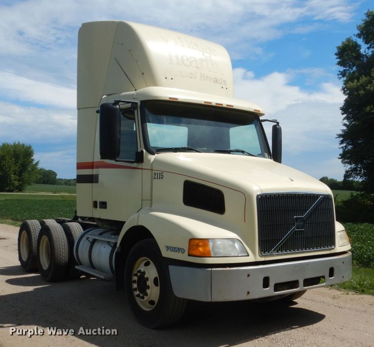 2001 Volvo VN semi truck in Hutchinson, MN | Item FK9382 sold | Purple Wave