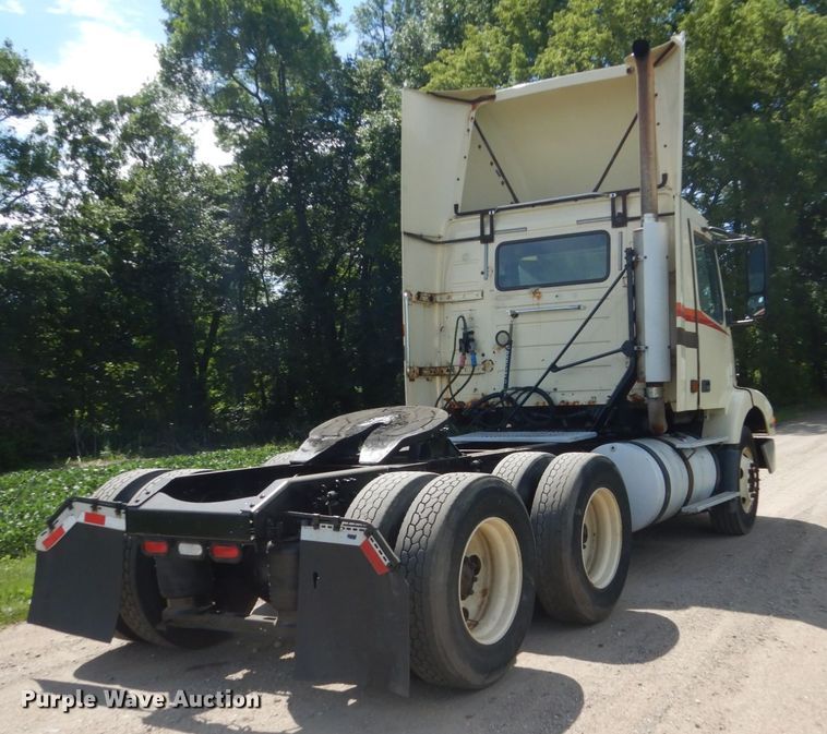 2001 Volvo VN semi truck in Hutchinson, MN | Item FK9382 sold | Purple Wave