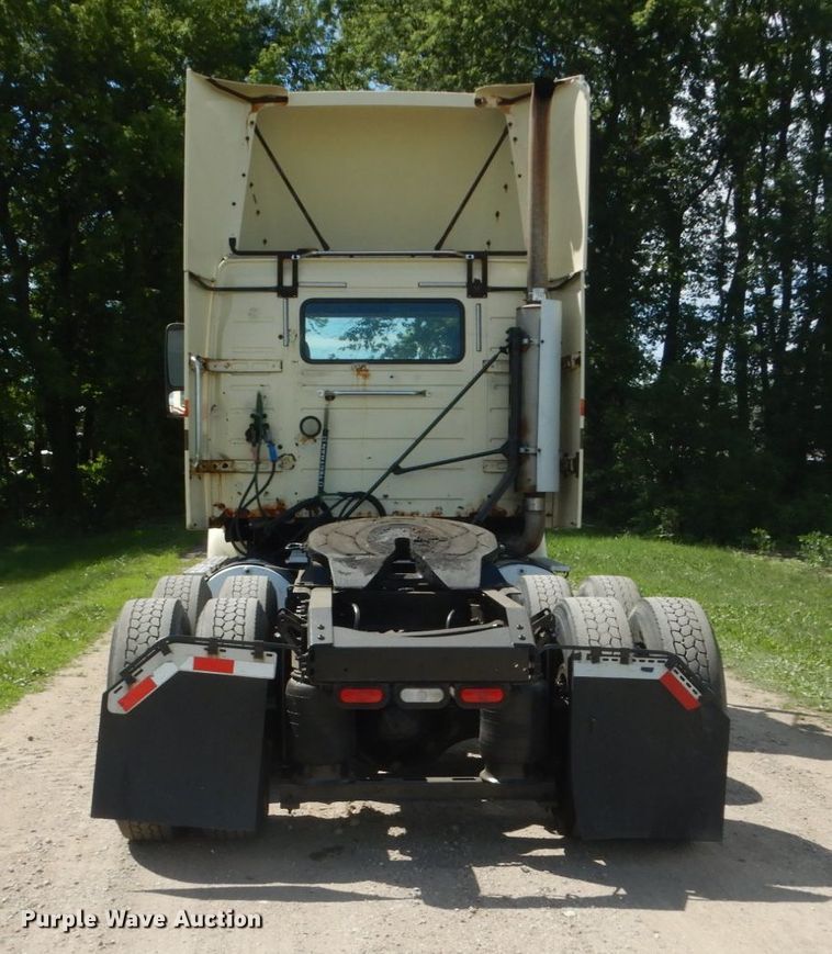 2001 Volvo VN semi truck in Hutchinson, MN | Item FK9382 sold | Purple Wave