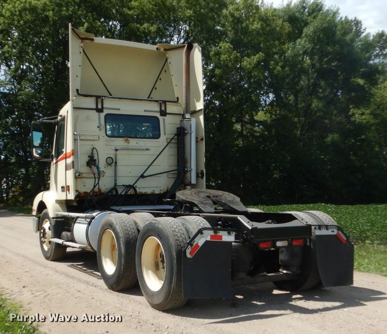 2001 Volvo VN semi truck in Hutchinson, MN | Item FK9382 sold | Purple Wave