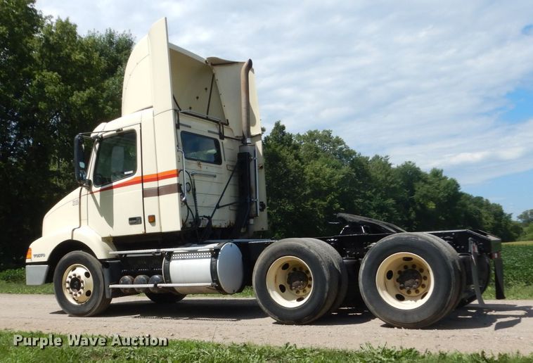 2001 Volvo VN semi truck in Hutchinson, MN | Item FK9382 sold | Purple Wave