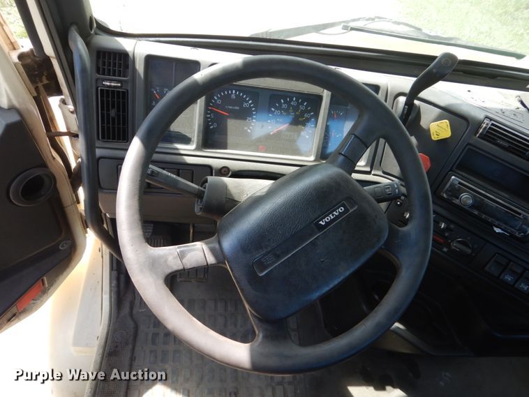2001 Volvo VN semi truck in Hutchinson, MN | Item FK9382 sold | Purple Wave