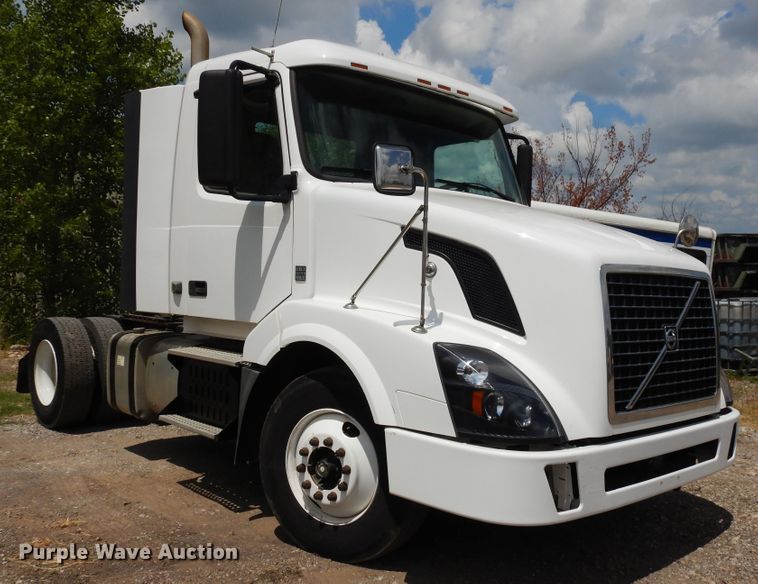 2011 Volvo VN semi truck in Tulsa, OK | Item GT9318 sold | Purple Wave