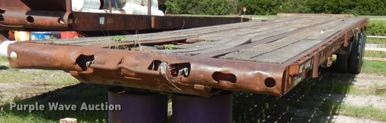 1981 Hobb flatbed trailer in Caney, KS | Item GT9456 sold | Purple Wave