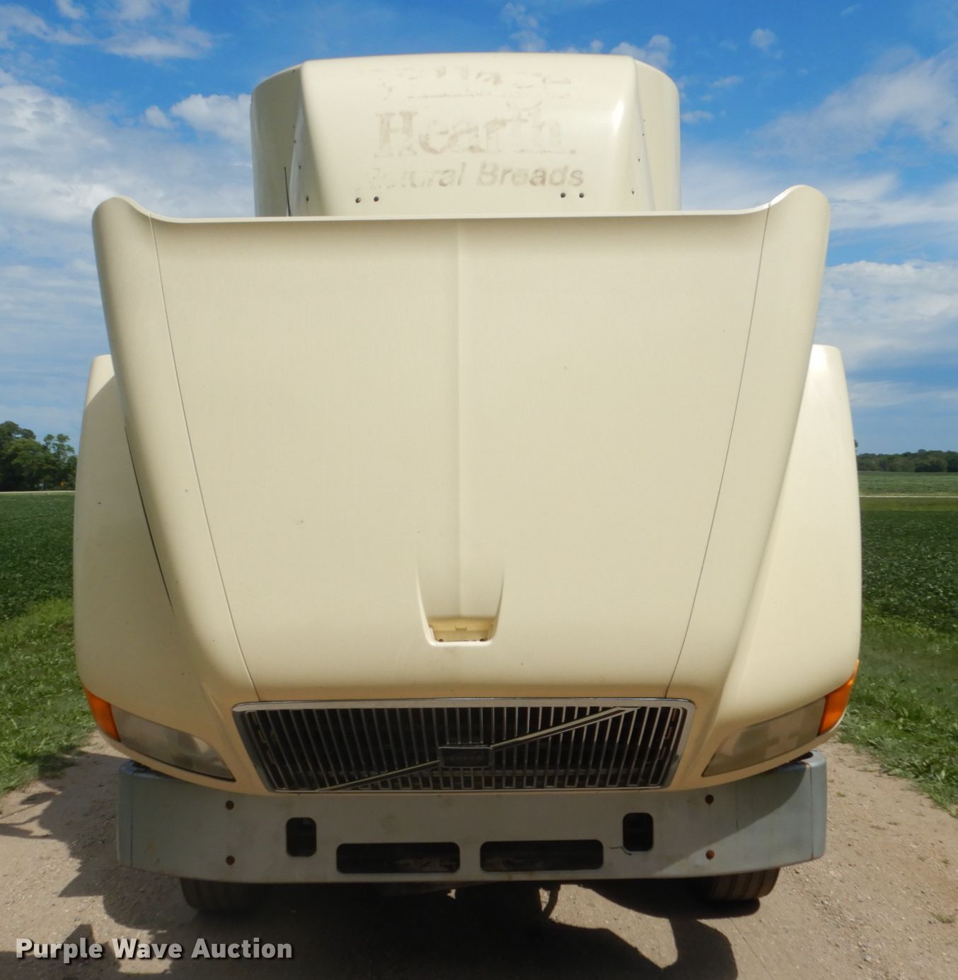 2001 Volvo VN semi truck in Hutchinson, MN | Item FK9382 sold | Purple Wave