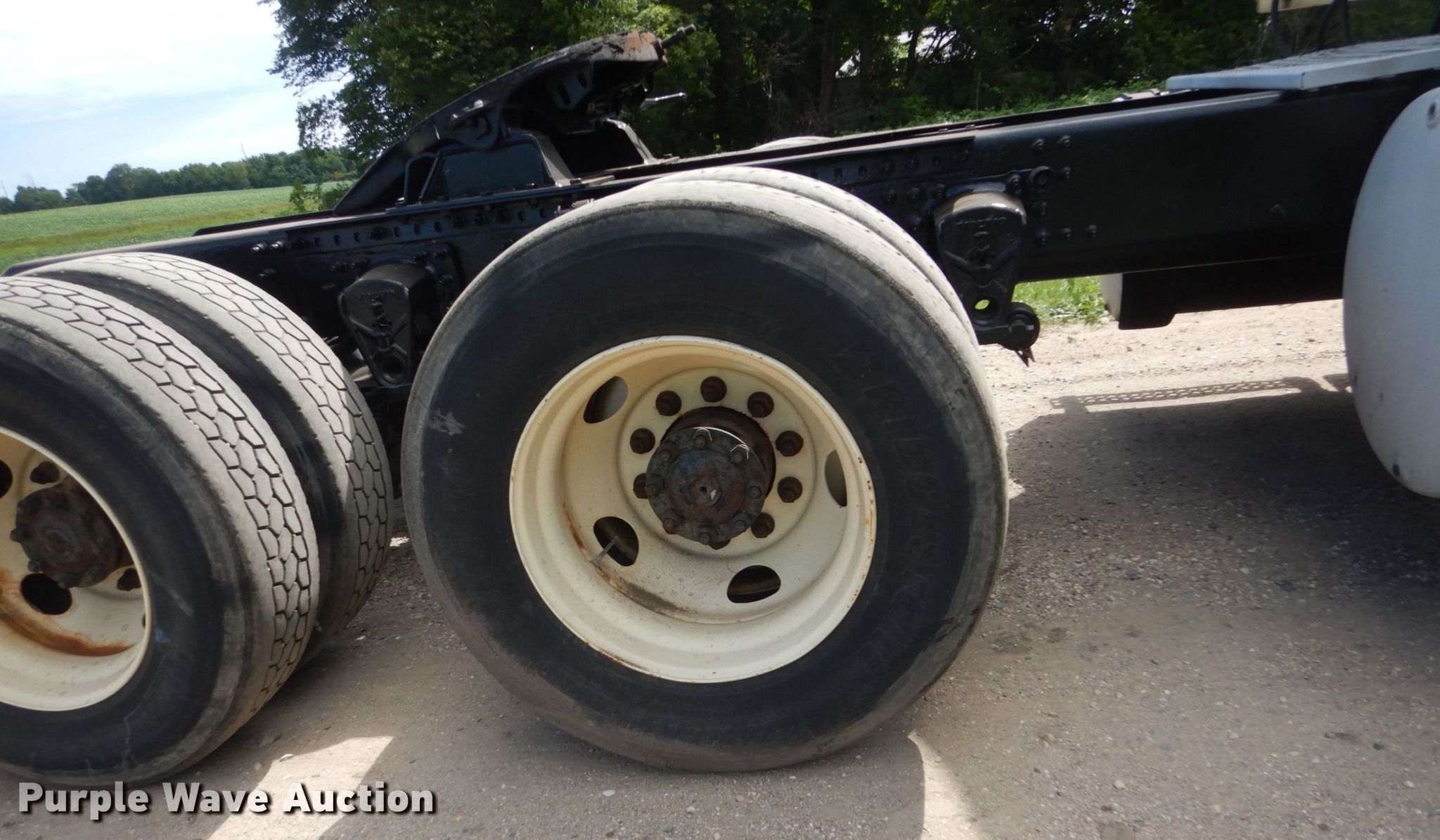2001 Volvo VN semi truck in Hutchinson, MN | Item FK9382 sold | Purple Wave