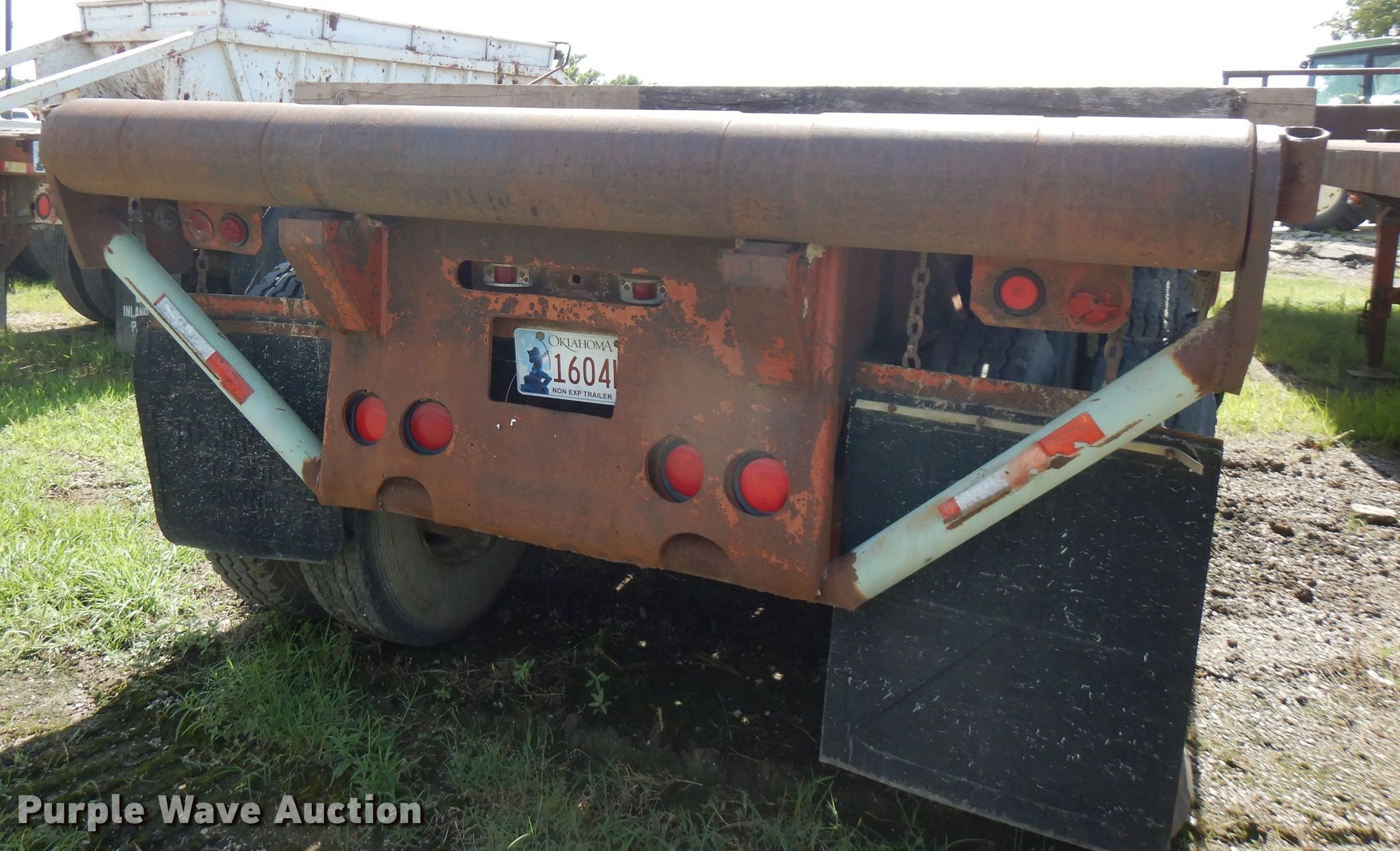 1981 Hobb flatbed trailer in Caney, KS | Item GT9456 sold | Purple Wave