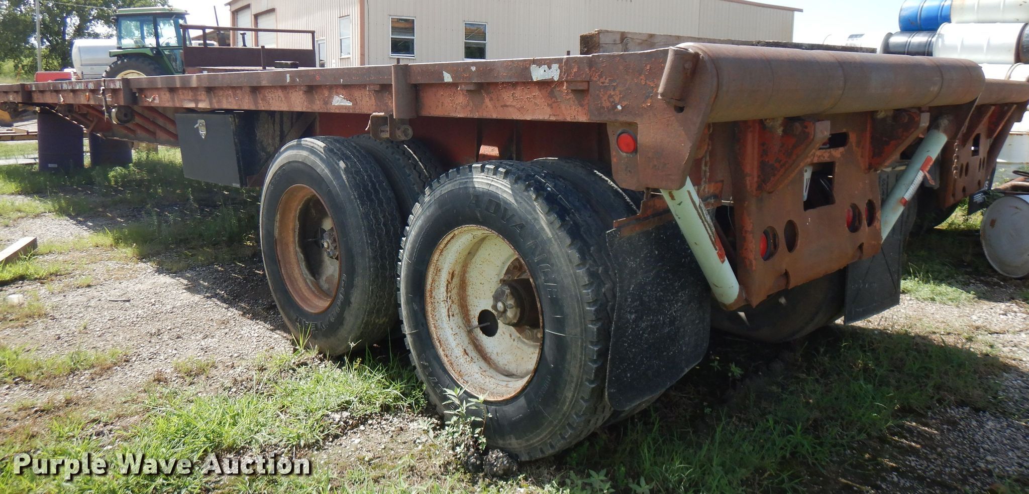 1981 Hobb flatbed trailer in Caney, KS | Item GT9456 sold | Purple Wave