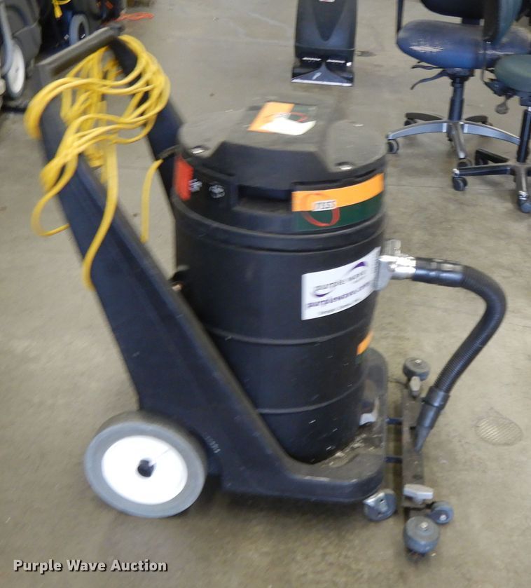 NSS Colt floor vacuum in Emporia, KS | Item DF5146 sold | Purple Wave